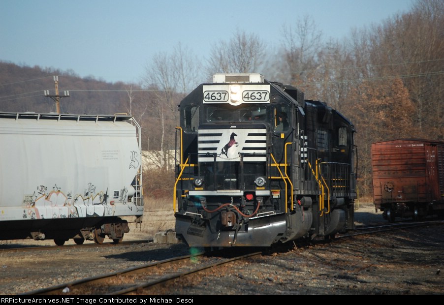 NS 4637 (a GP-59) switches the yard